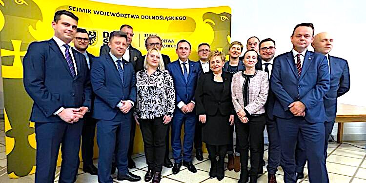 PiS wychodzi obronną ręką - opozycja w sejmiku dolnośląskim przegrała ...